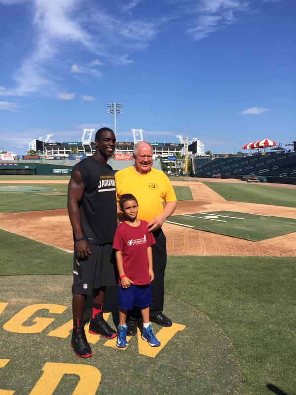 Telvin Smith throws out first pitch at charity softball game ...