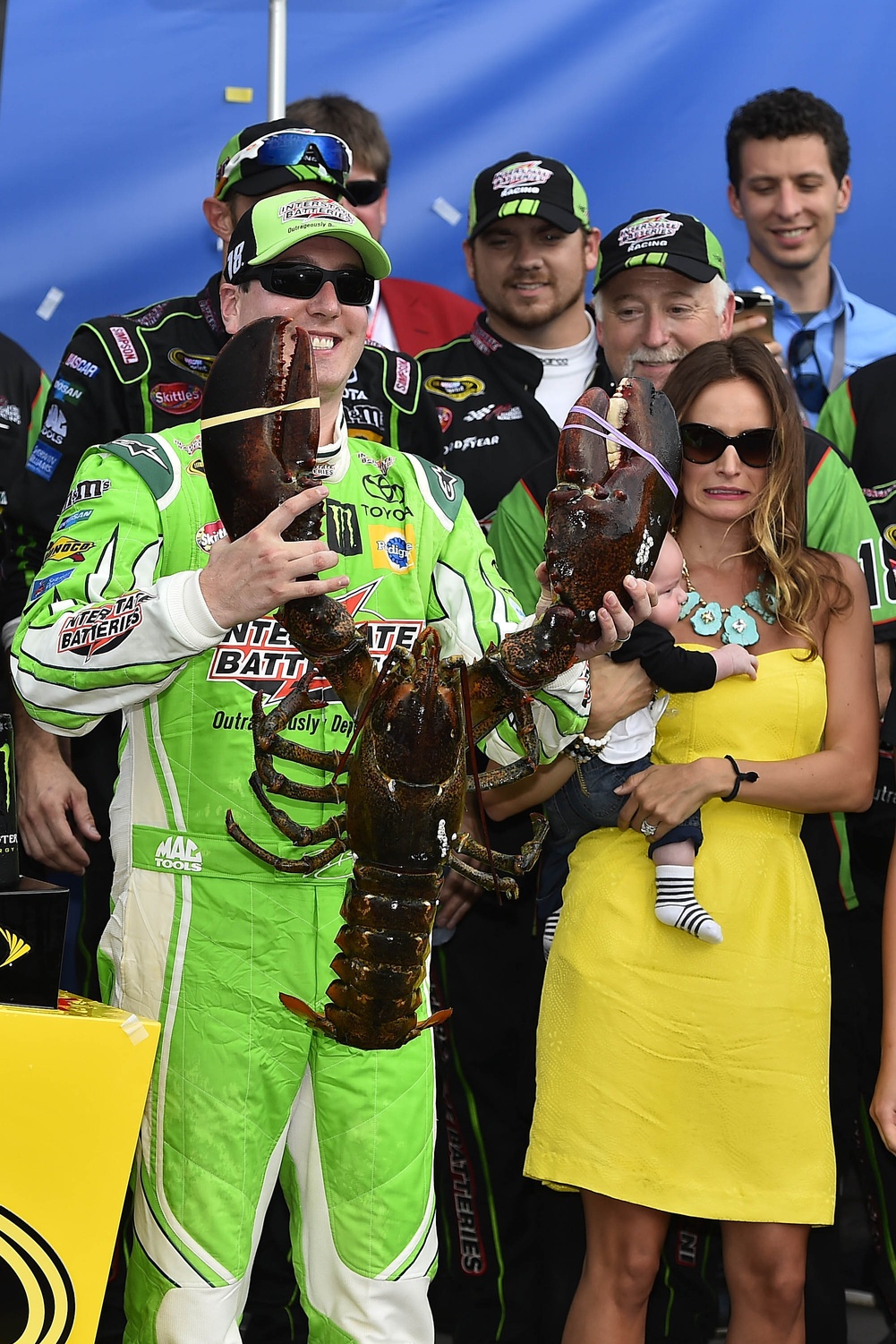 Kyle Busch races to 3rd win of year, moves closer to Chase ...