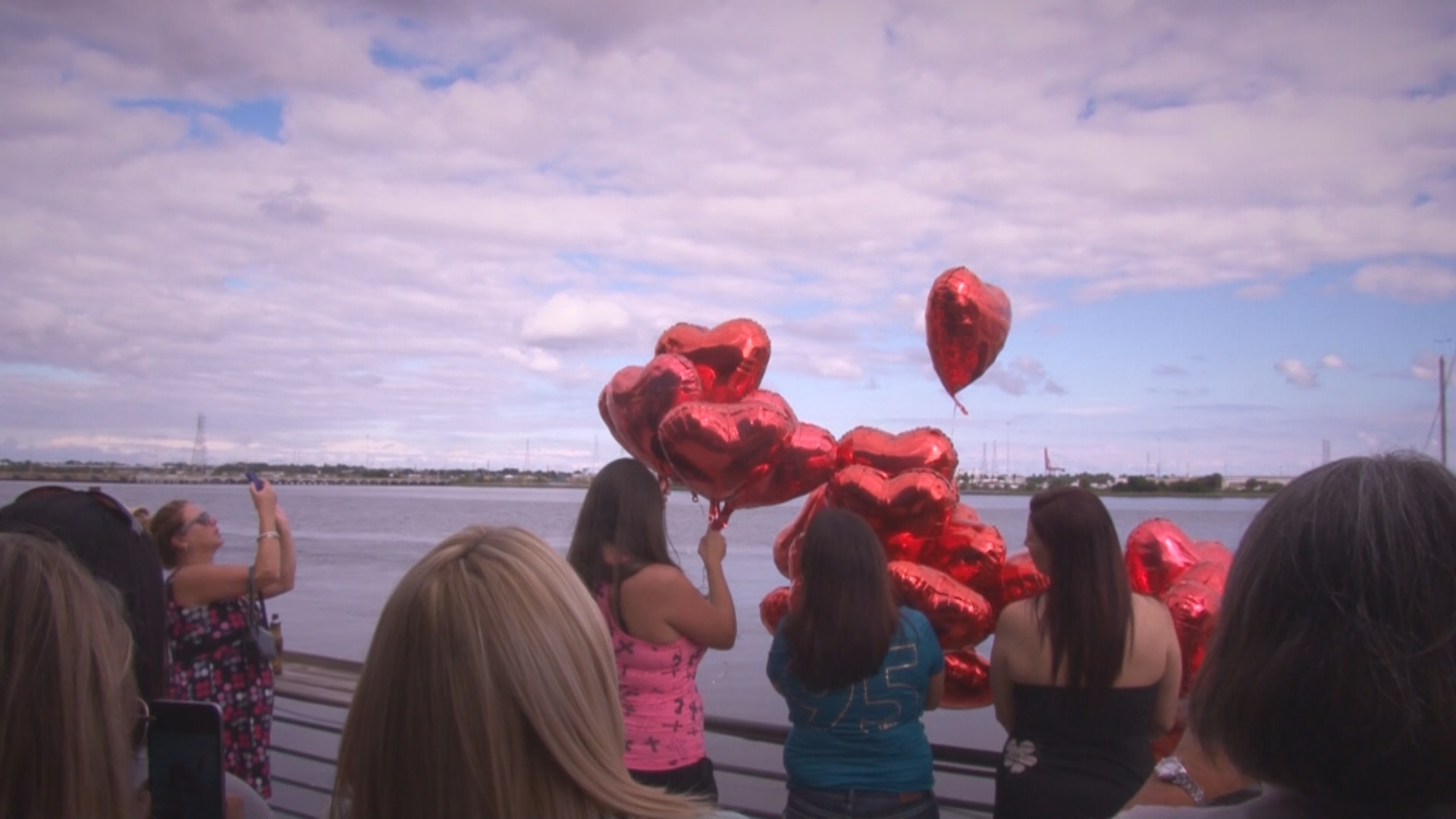 Dozens gather at Dames Point to pay tribute to El Faro crew ...