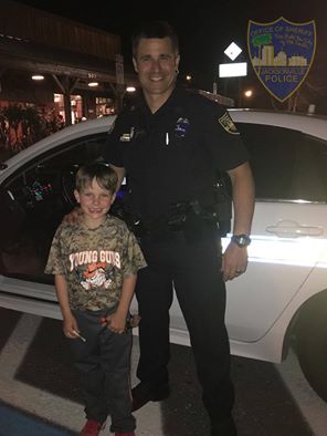 JSO officer lets child sit in police car, turn on lights for his ...