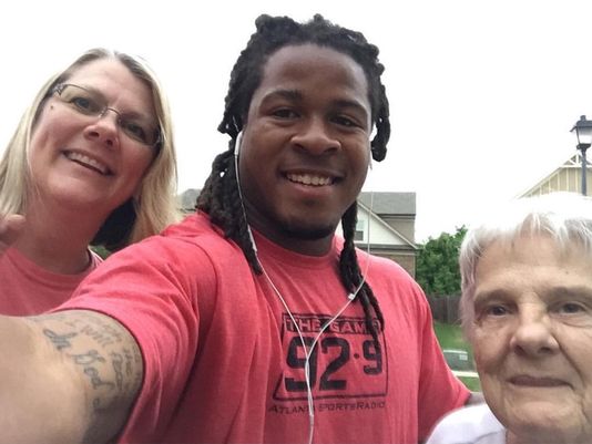 Devonta Freeman lends helping hand to women finishing yard work ...